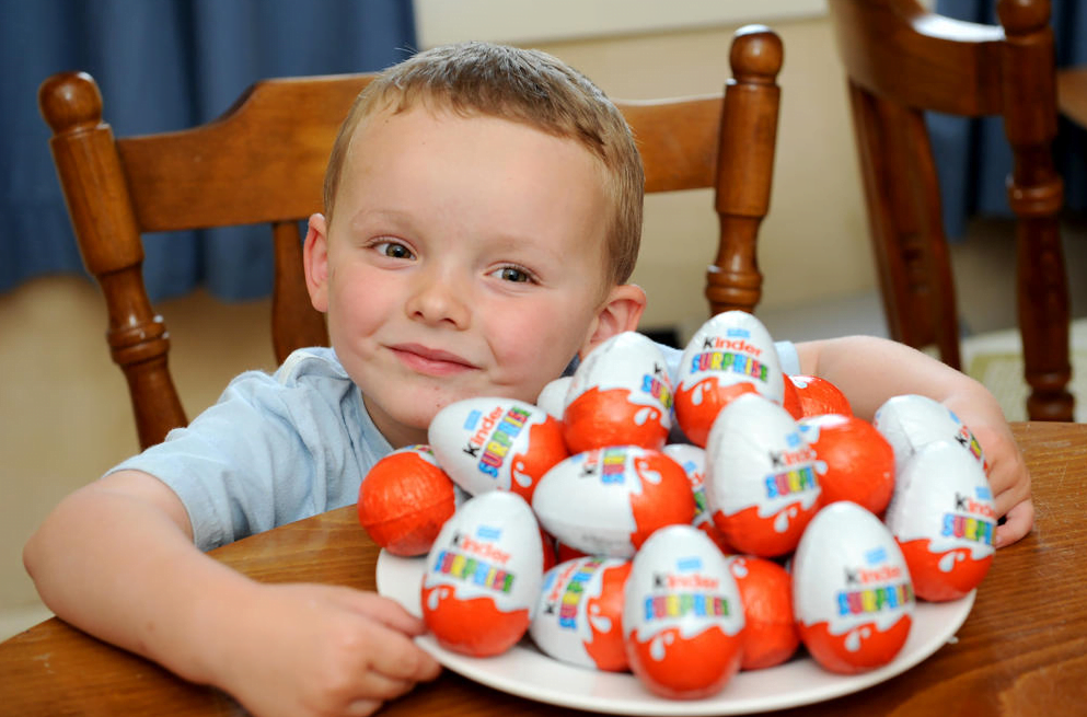 MALIŠA JE OTVORIO KINDER JAJE I POČEO DA PLAČE: Kada je otac ugledao ...